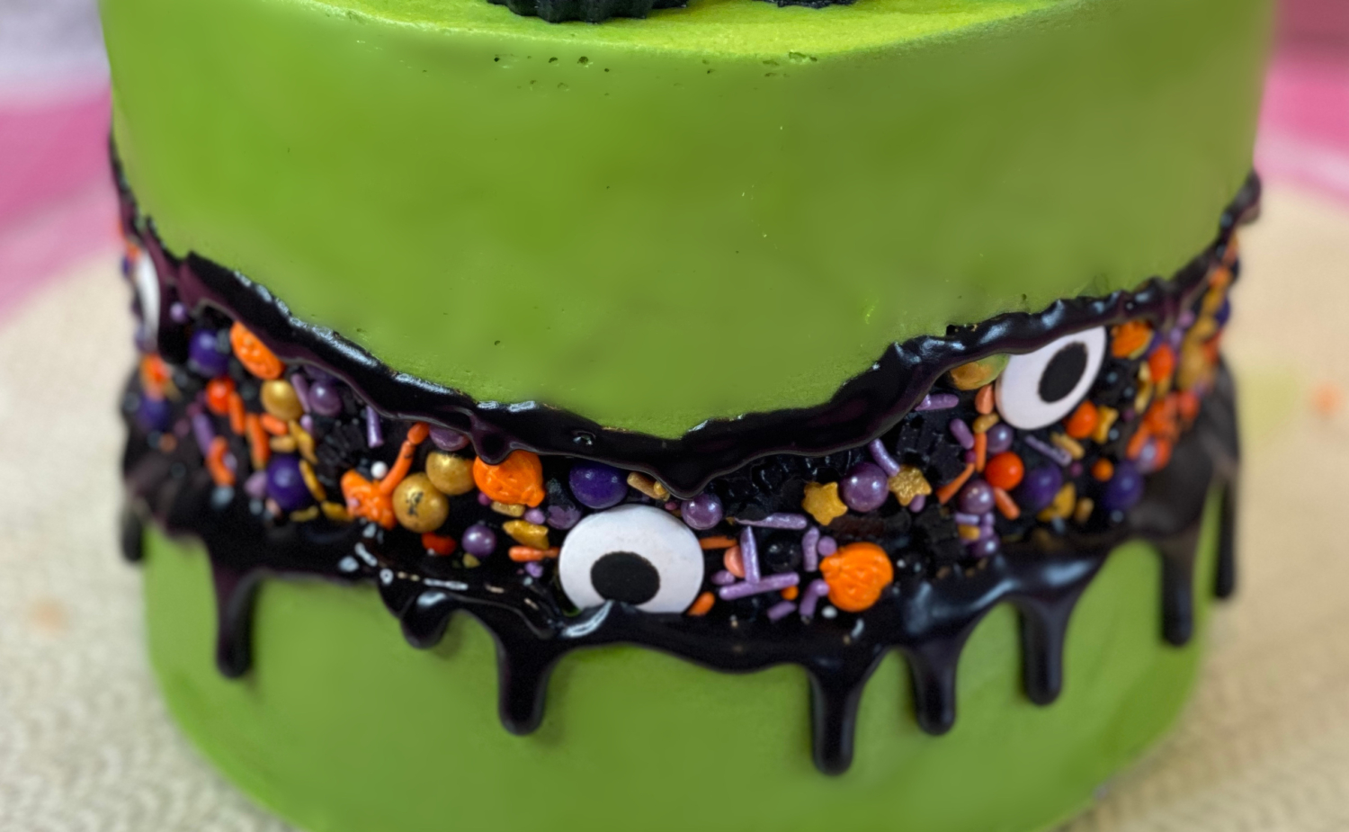 A Spooky Halloween Cake Tutorial! – Cassie's Confections